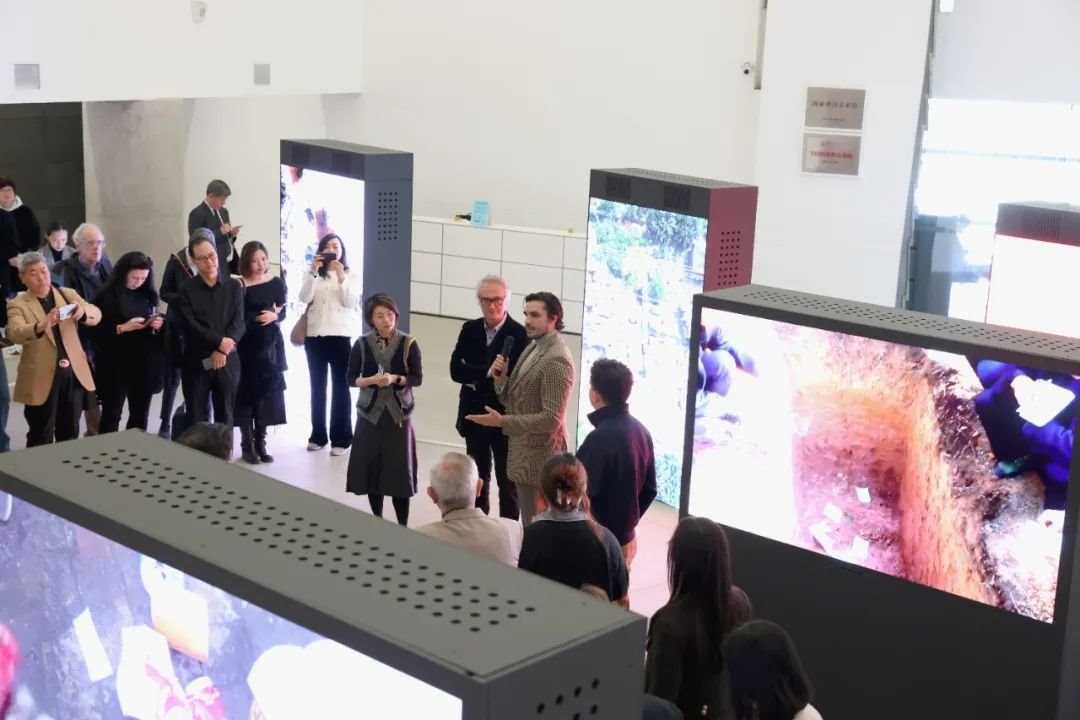 国际权威媒体报道丨坐标北京，洲明LED见证这场“多国大使参观”的艺术展 - 行家说